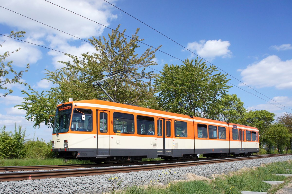 Straßenbahn Mainz / Mainzelbahn: Duewag / AEG M8C der MVG Mainz - Wagen 271, aufgenommen im Mai ...