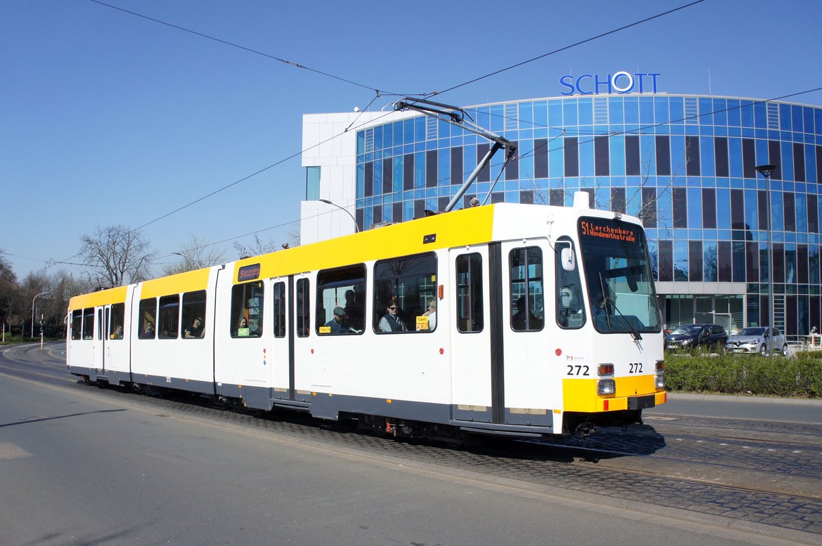 Straßenbahn Mainz: Duewag / AEG M8C der MVG Mainz - Wagen 272, aufgenommen im März 2017 in der ...