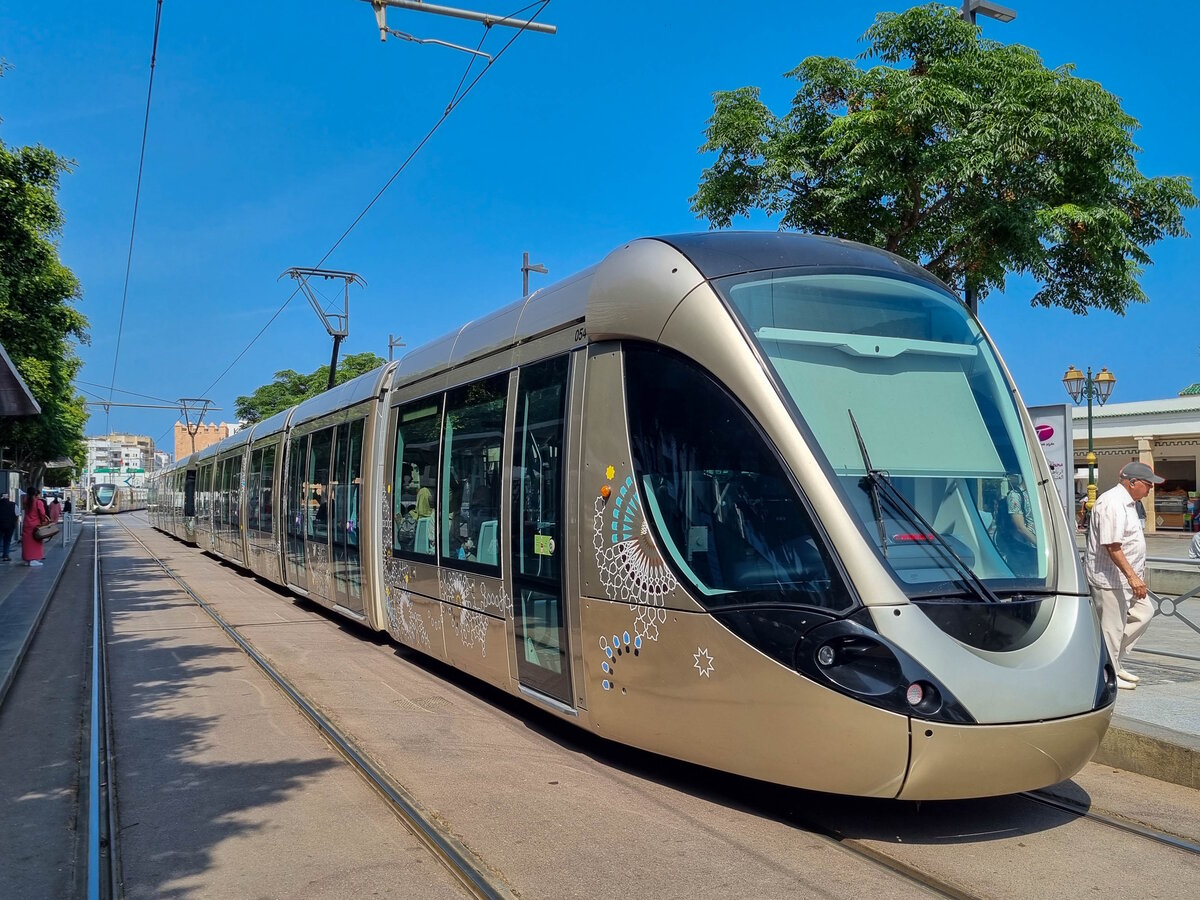 Straßenbahn Rabat der Linie 1 nach Hay Karima kurz hinter der ...