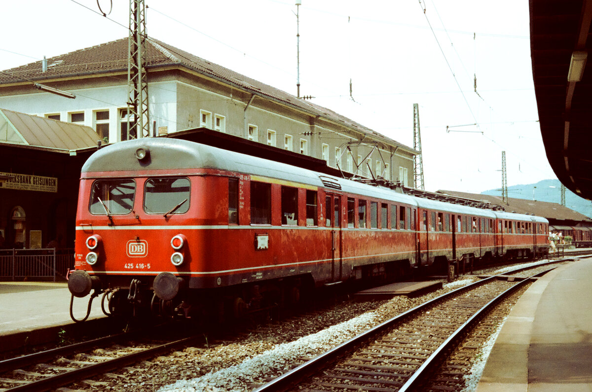 Stuttgarter Vorortzug der DB-Baureihe 425 (ET 25) vor dem Bahnhof Geislingen Steige am Tag einer ...