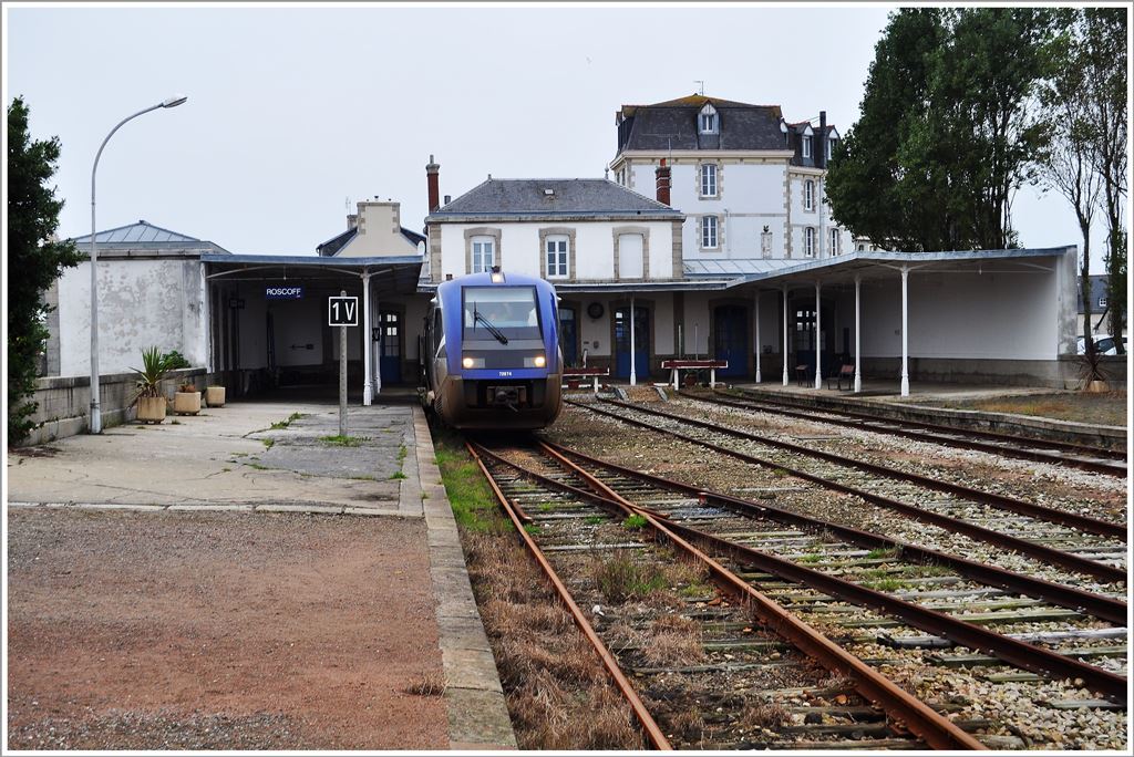 TER 55014 mit 73574 ist der zweite und letzte Zug des Tages von Roscoff nach Morlaix - Bahnbilder.de
