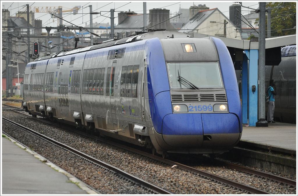 TER nach Rennes mit 21599 in Quimper. (19.09.2013) - Bahnbilder.de