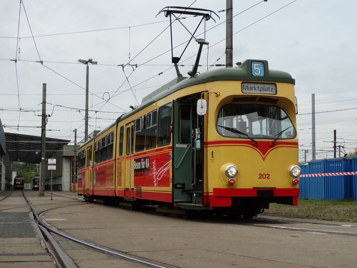 VBK Düwag GT8 202 in Karlsruhe Betriebshof West beim Tag der Offenen Tür bei der VBK am 25.04.15 ...