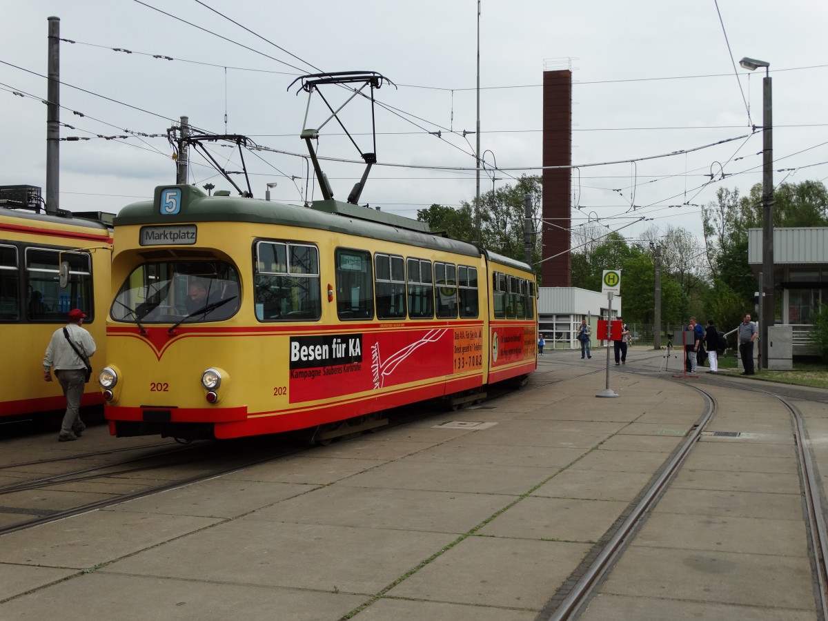 VBK Düwag GT8 202 in Karlsruhe Betriebshof West beim Tag der Offenen Tür bei der VBK am 25.04.15 ...