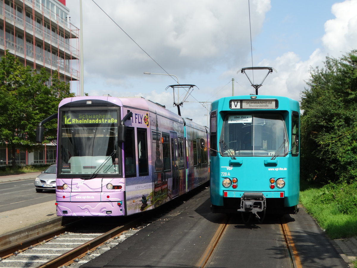 VGF Bombardier S-Wagen 221 und Düwag Pt-Wagen 728 am 20.08.17 in Frankfurt am Main an der Hugo ...