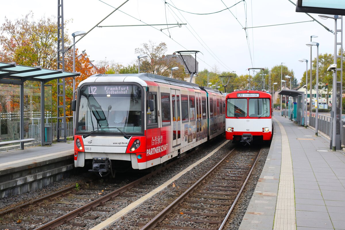 VGF Bombardier U5-25 Wagen 686 trifft auf Düwag U2 Wagen 133 am 27.10.24 im Rahmen einer ...