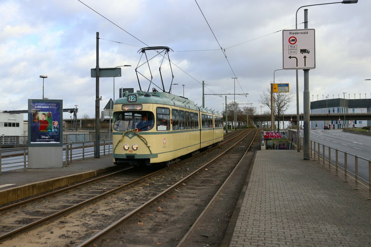 VGF Düwag N Wagen 112 am 10.12.23 in Frankfurt am Main als Weihnachtsmarkttram - Bahnbilder.de