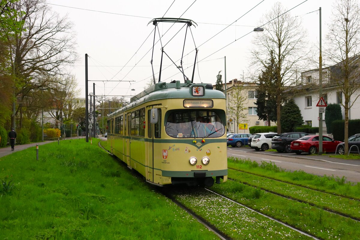 VGF Düwag N Wagen 112 am 30.03.24 in Frankfurt am Main als Osterhasenexpress - Bahnbilder.de