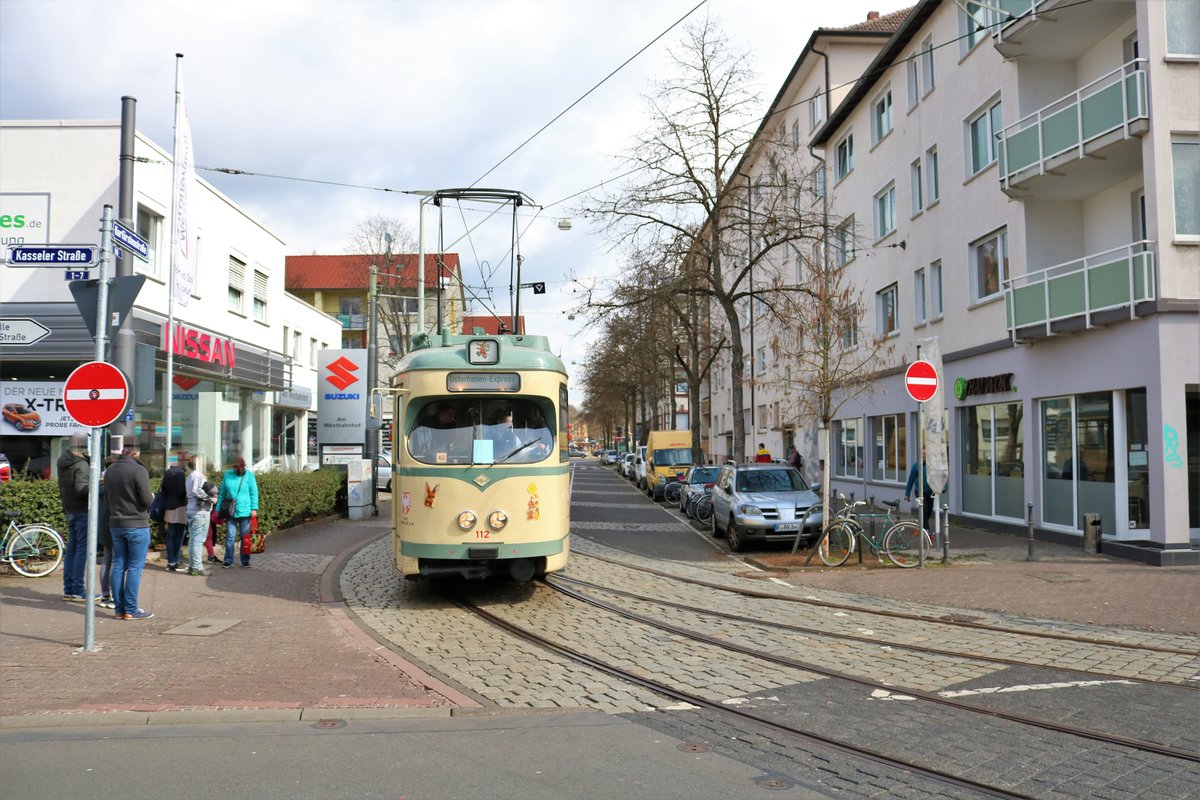 VGF Düwag N-Wagen 112 als Osterhasen Express am 31.03.18 in Frankfurt am Main Westbahnhof ...