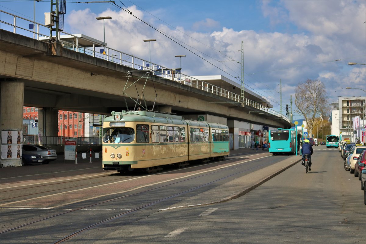 VGF Düwag N-Wagen 112 als Osterhasen Express am 31.03.18 in Frankfurt am Main Westbahnhof ...