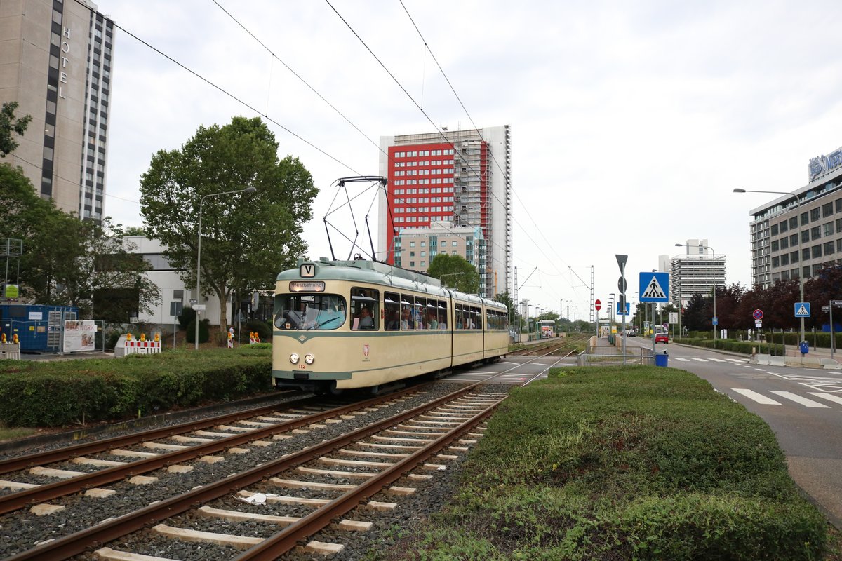 VGF Düwag N-Wagen 112 am 11.08.19 in Frankfurt Niederrad als Pendelverkehr zum Sommerfest des ...