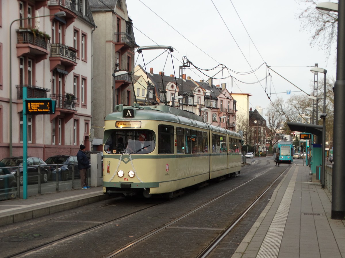 VGF Düwag N-Wagen 112 am 05.12.15 als Nikolaus Express Linie A in Frankfurt am Main - Bahnbilder.de