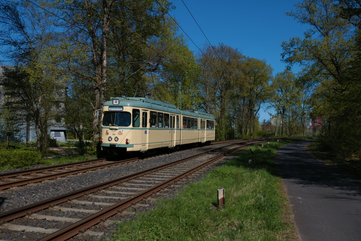 VGF Düwag O-Wagen 111 als Osterhasenexpress am 10.04.22 in Frankfurt - Bahnbilder.de