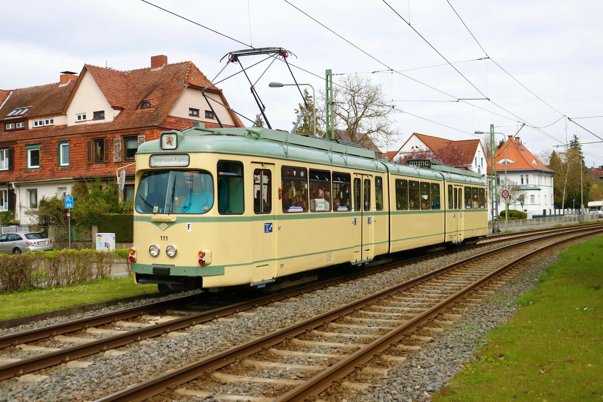 VGF Düwag O-Wagen 111 als Osterhasenexpress am 08.04.23 in Frankfurt am Main - Bahnbilder.de