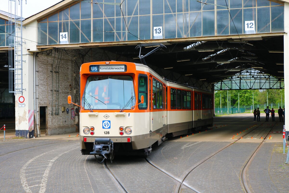VGF Düwag Pt Wagen 128 am 01.05.22 bei einer Sonderfahrt in Frankfurt am Main - Bahnbilder.de