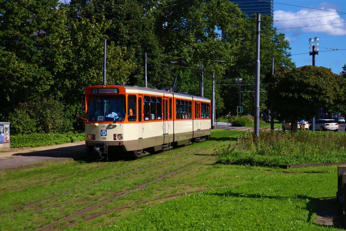 VGF Düwag Pt Wagen 128 am 02.09.23 an der Messe Frankfurt am Main als Pendelverkehr zum Tag der ...