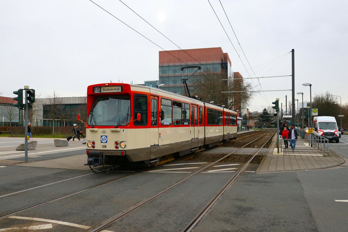 VGF Düwag Pt Wagen 128 am 10.02.24 in Frankfurt am Main Uni Klinik - Bahnbilder.de