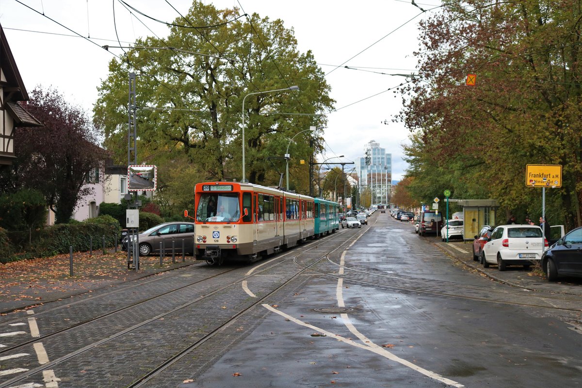 VGF Düwag Pt-Wagen 128 und 720 als Stadionverkehr Linie 20 am 02.11.19 in Frankfurt ...