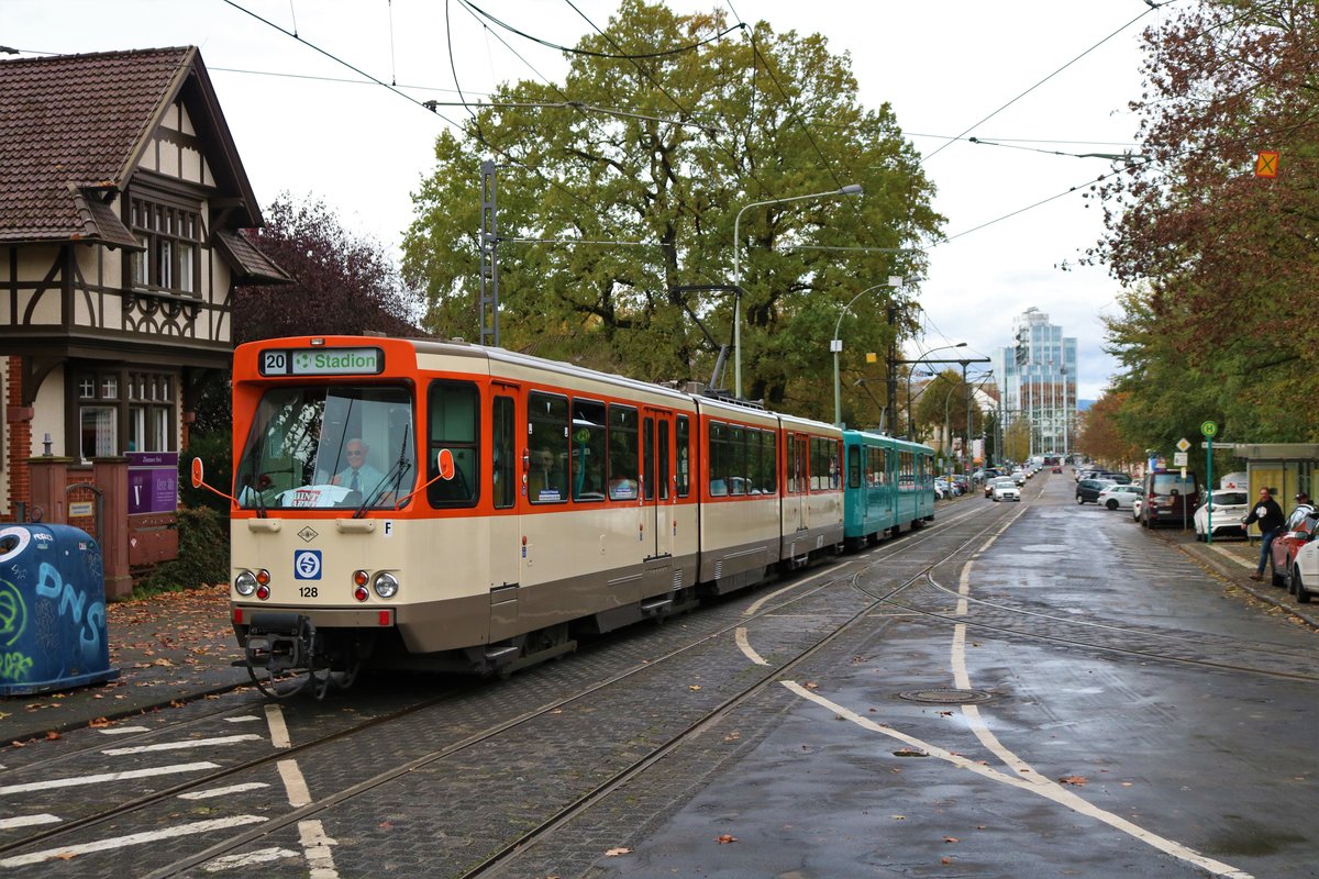 VGF Düwag Pt-Wagen 128 und 720 als Stadionverkehr Linie 20 am 02.11.19 in Frankfurt ...