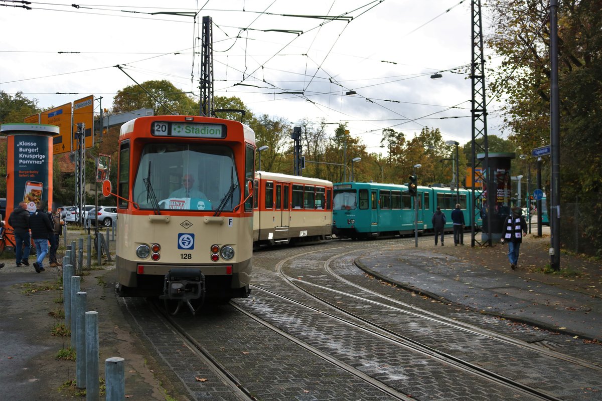 VGF Düwag Pt-Wagen 128 und 720 als Stadionverkehr Linie 20 am 02.11.19 in Frankfurt ...