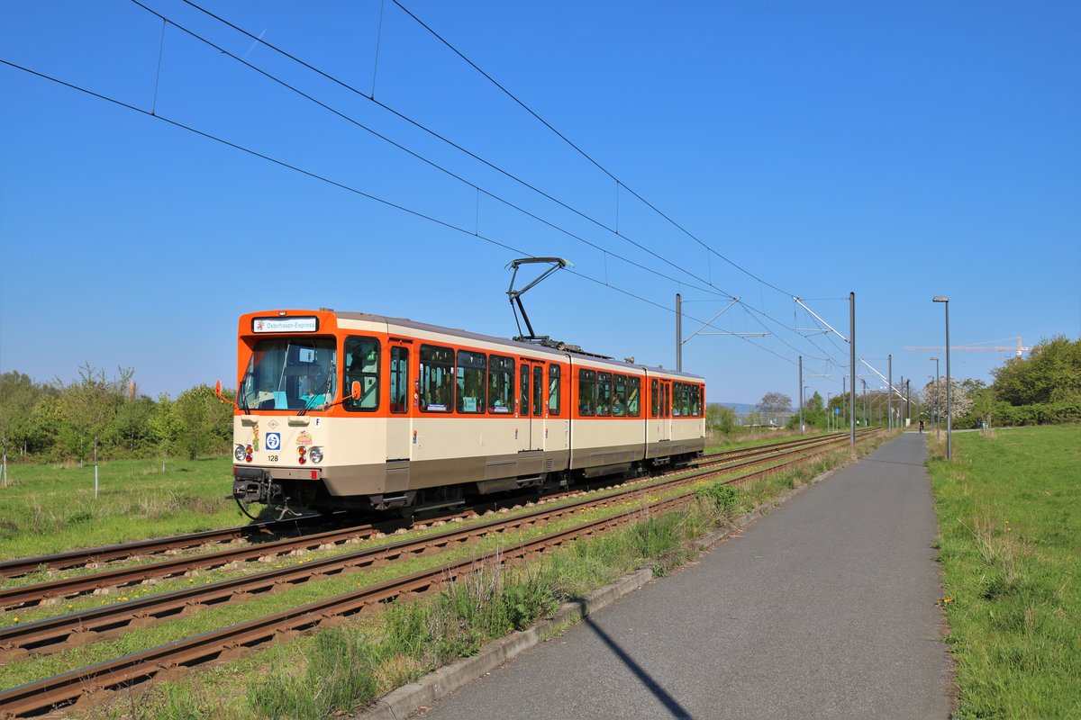 VGF Düwag Pt-Wagen 128 als Osterhasenexpress am 20.04.19 in Frankfurt Preungesheim - Bahnbilder.de