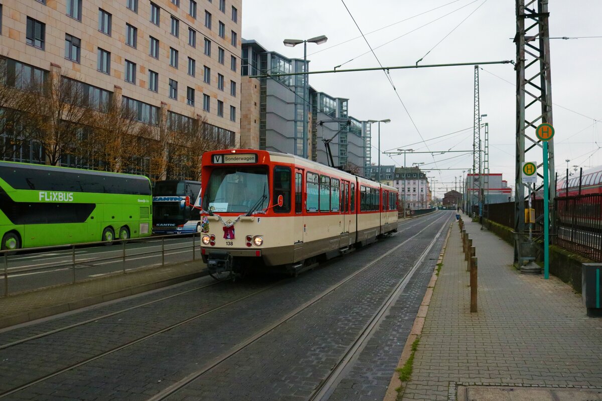 VGF Düwag Pt Wagen 138 am 03.12.22 in Frankfurt am Main als mobiler Shop des Verkehrsmuseum ...