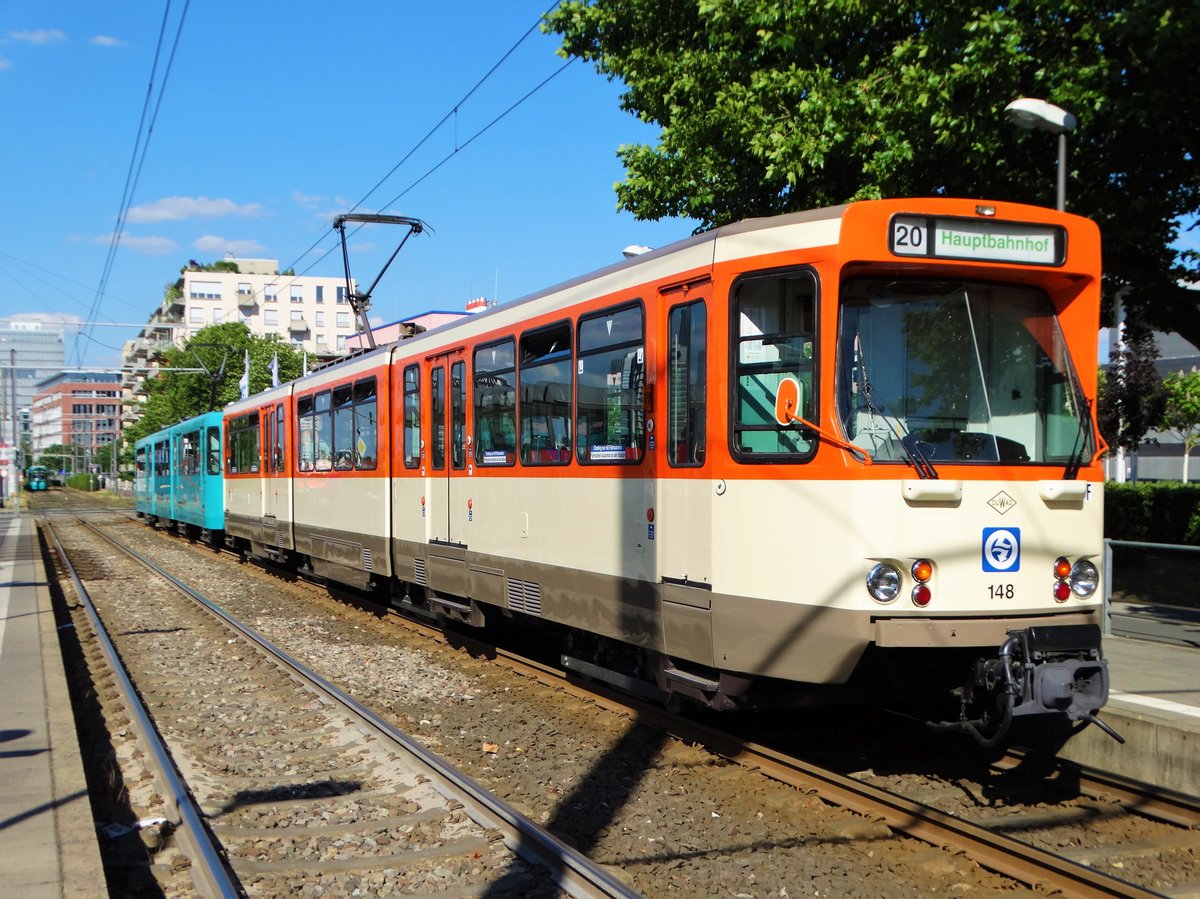 VGF Düwag Pt Wagen 148 und 728 auf der Linie 20 in Frankfurt am Main Uni Klinikum am 24.06.17 ...