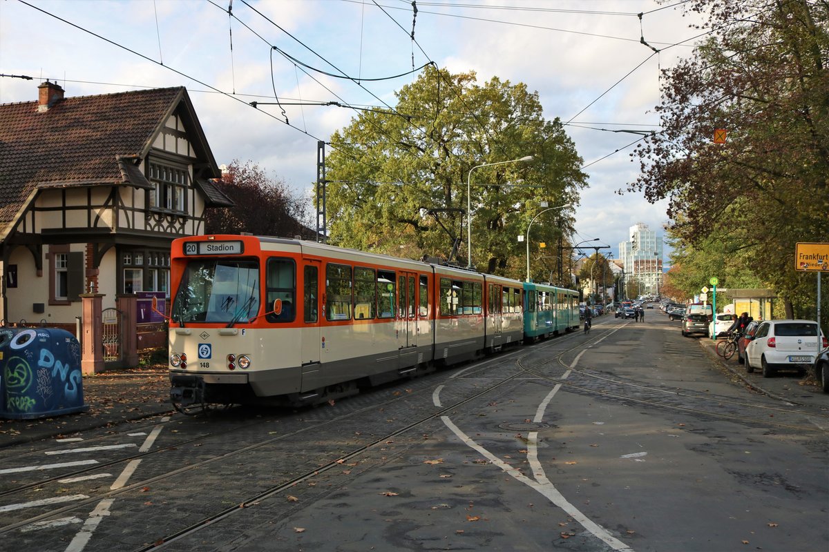 VGF Düwag Pt-Wagen 148 und 727 als Stadionverkehr Linie 20 am 02.11.19 in Frankfurt ...