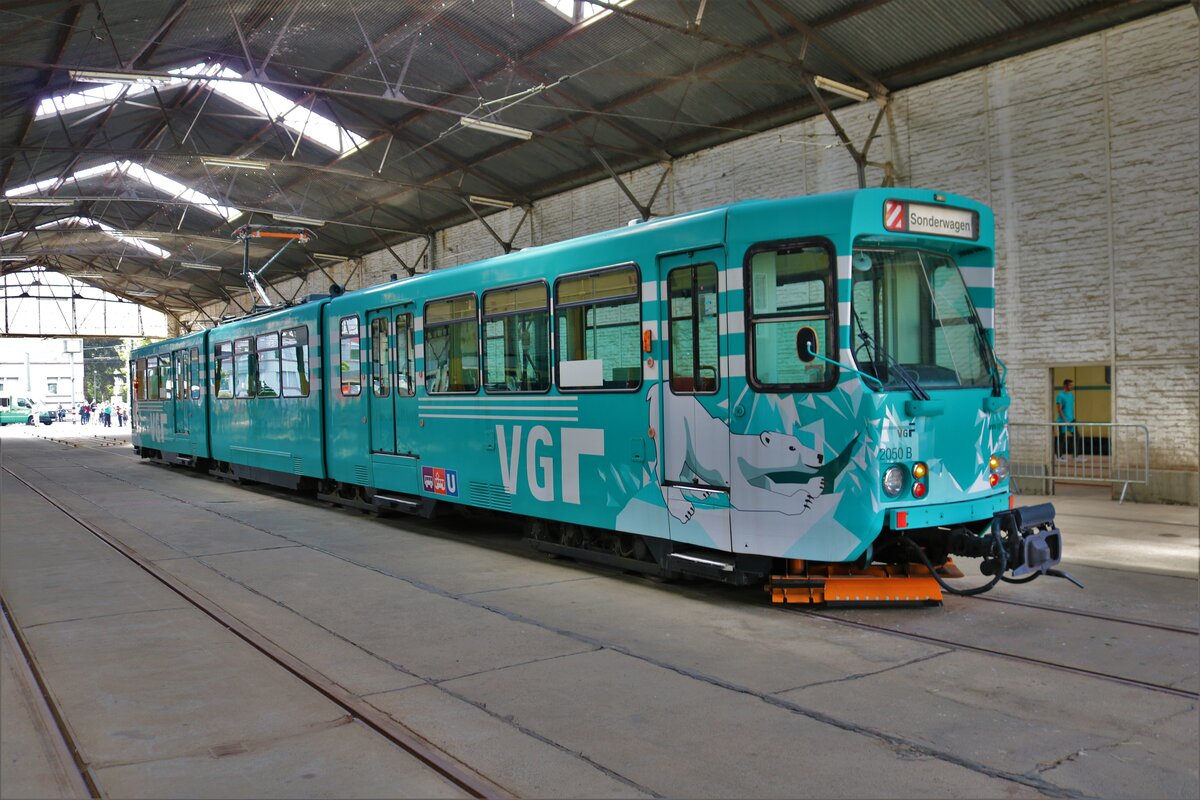 VGF Düwag Pt-Wagen 2050 Schneebär am 04.09.22 beim Tag der Verkehrsgeschichte in Frankfurt ...