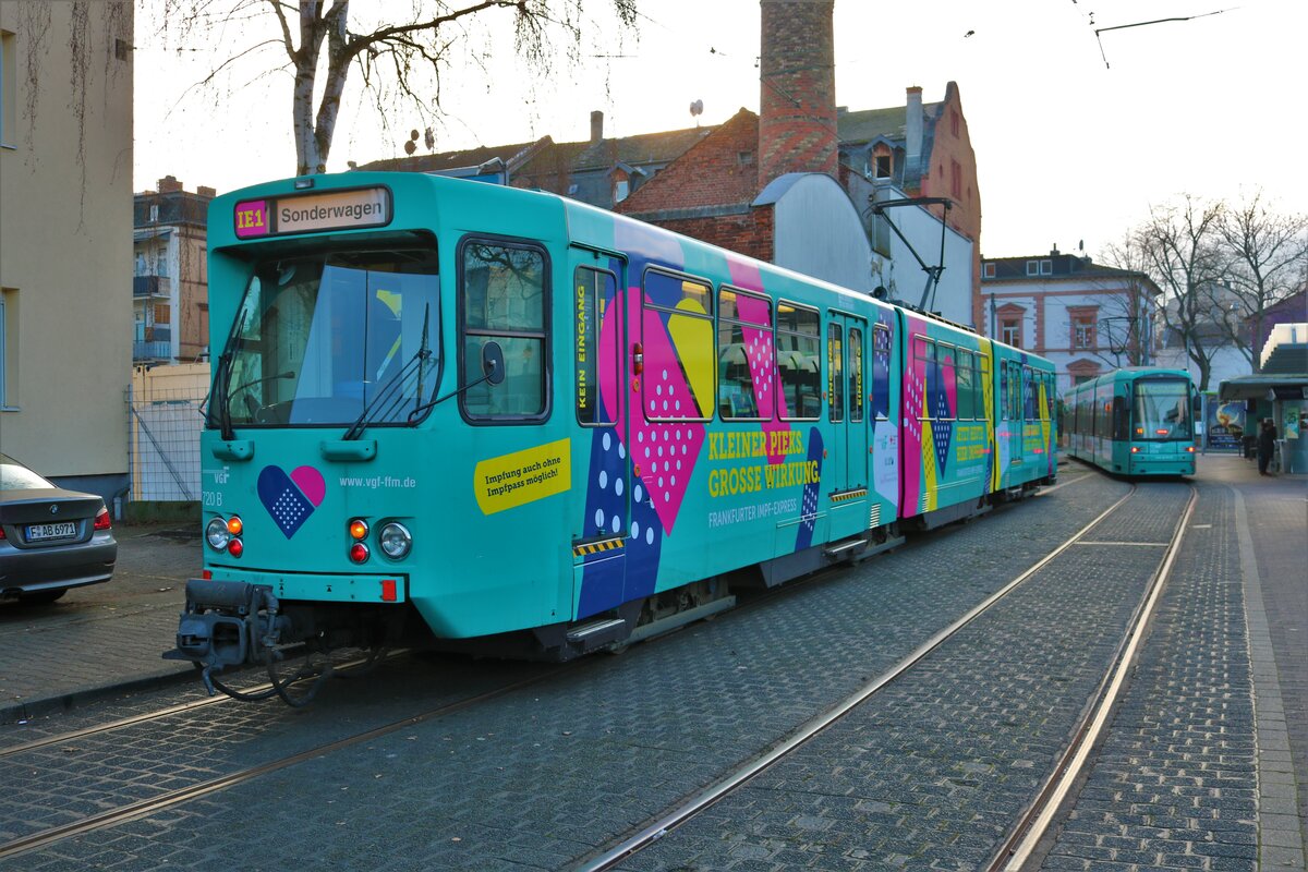 VGF Düwag Pt Wagen 720 als IE1 Impfexpress am 19.12.21 in Frankfurt am Main Höchst - Bahnbilder.de