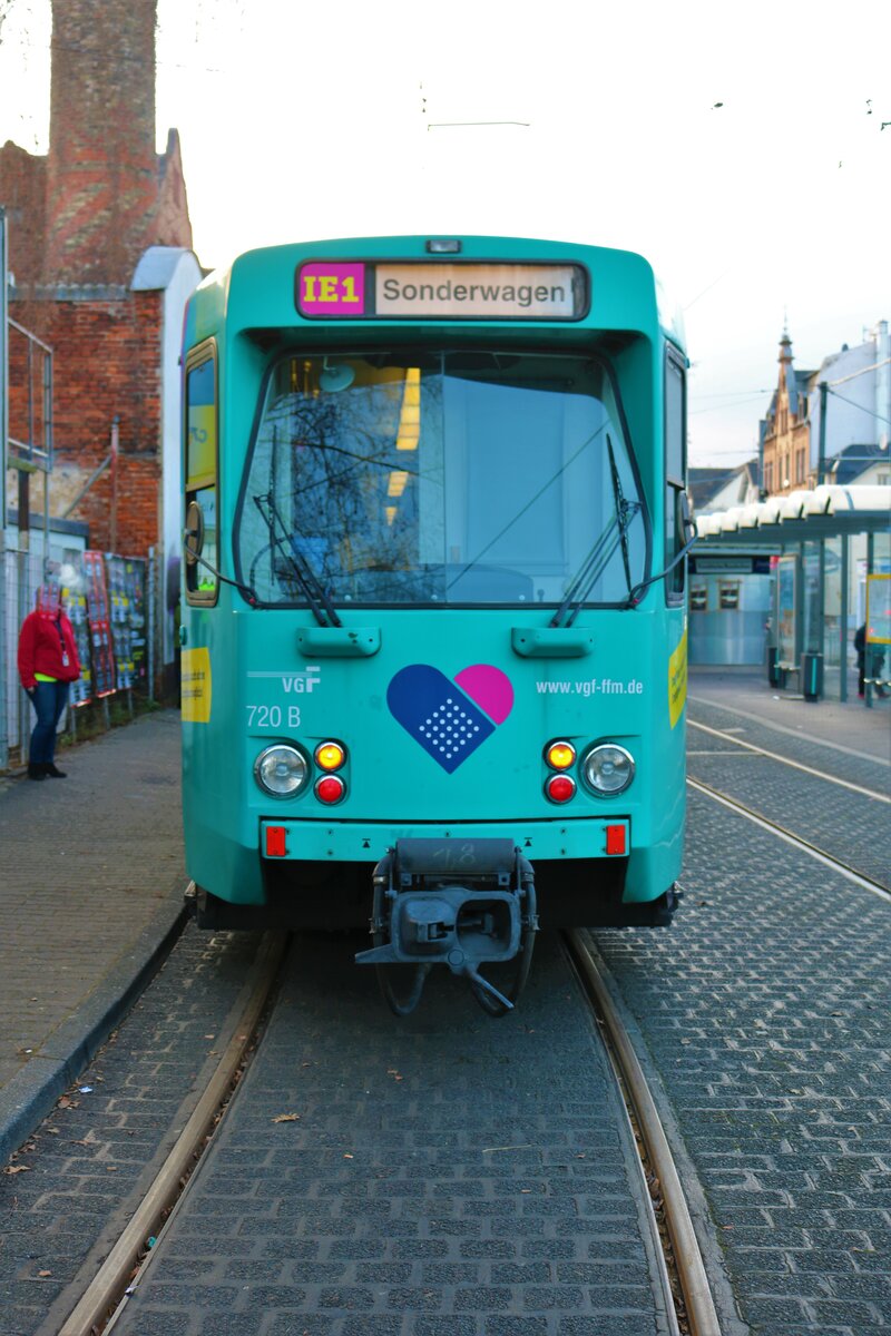 VGF Düwag Pt Wagen 720 als IE1 Impfexpress am 19.12.21 in Frankfurt am Main Höchst - Bahnbilder.de