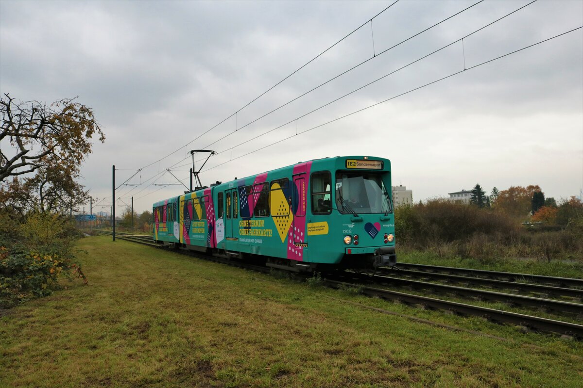 VGF Düwag Pt-Wagen 720 als Impfexpress 2 am 05.11.21 in Frankfurt am Main Preungesheim ...