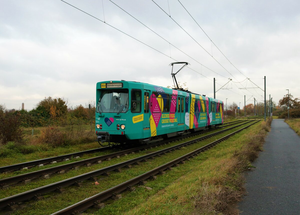 VGF Düwag Pt-Wagen 720 als Impfexpress 2 am 05.11.21 in Frankfurt am Main Preungesheim ...