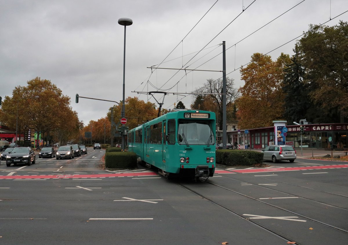 VGF Düwag Pt-Wagen 720 am 30.10.20 als Einschieber der Linie 17 in Frankfurt am Main - Bahnbilder.de