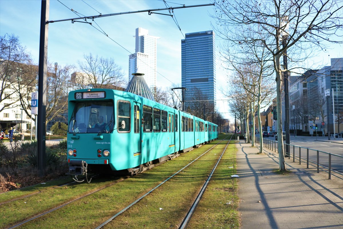 VGF Düwag Pt-Wagen 720+727 als Doppeltraktion auf der Linie 20 am 19.01.19 in Frankfurt Messe ...