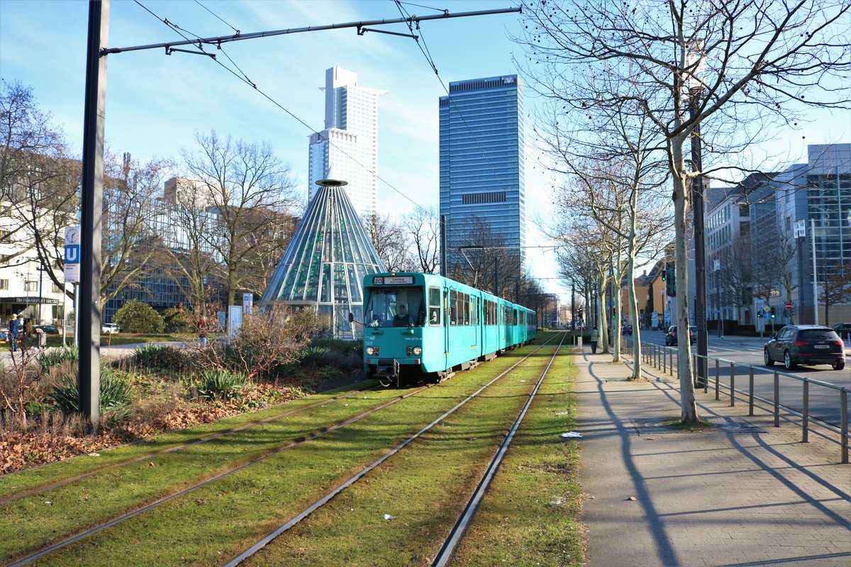 VGF Düwag Pt-Wagen 720+727 als Doppeltraktion auf der Linie 20 am 19.01.19 in Frankfurt Messe ...
