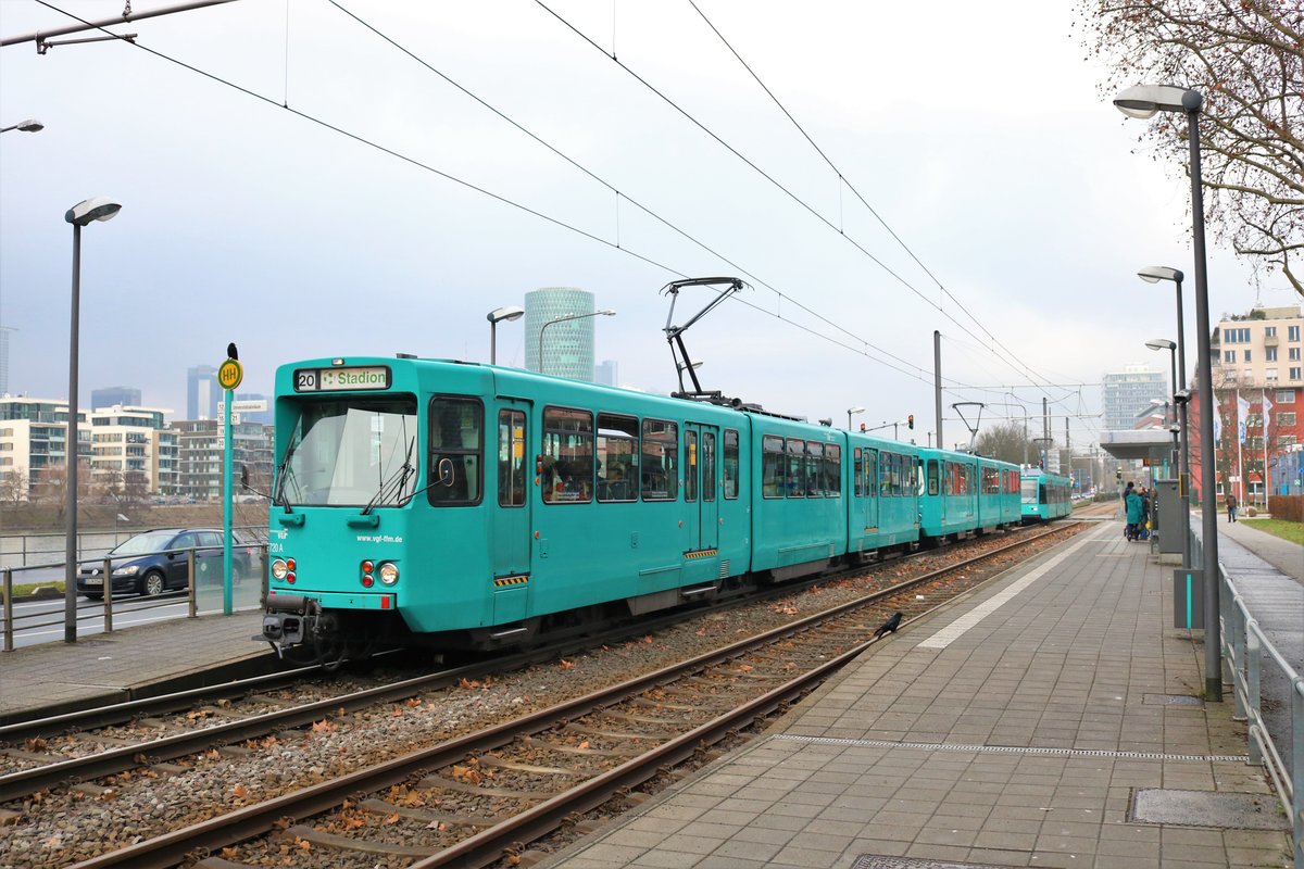 VGF Düwag Pt-Wagen 720+727 als Doppeltraktion auf der Linie 20 am 02.02.19 in Frankfurt Uni ...