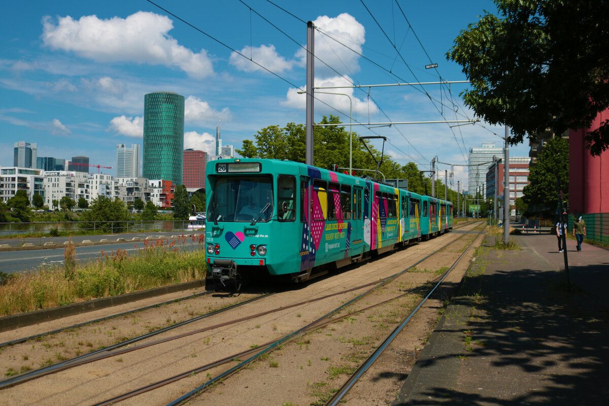 VGF Düwag Pt Wagen 720+736 am 04.06.22 als Linie 20 zum Stadion in Frankfurt am Main - Bahnbilder.de