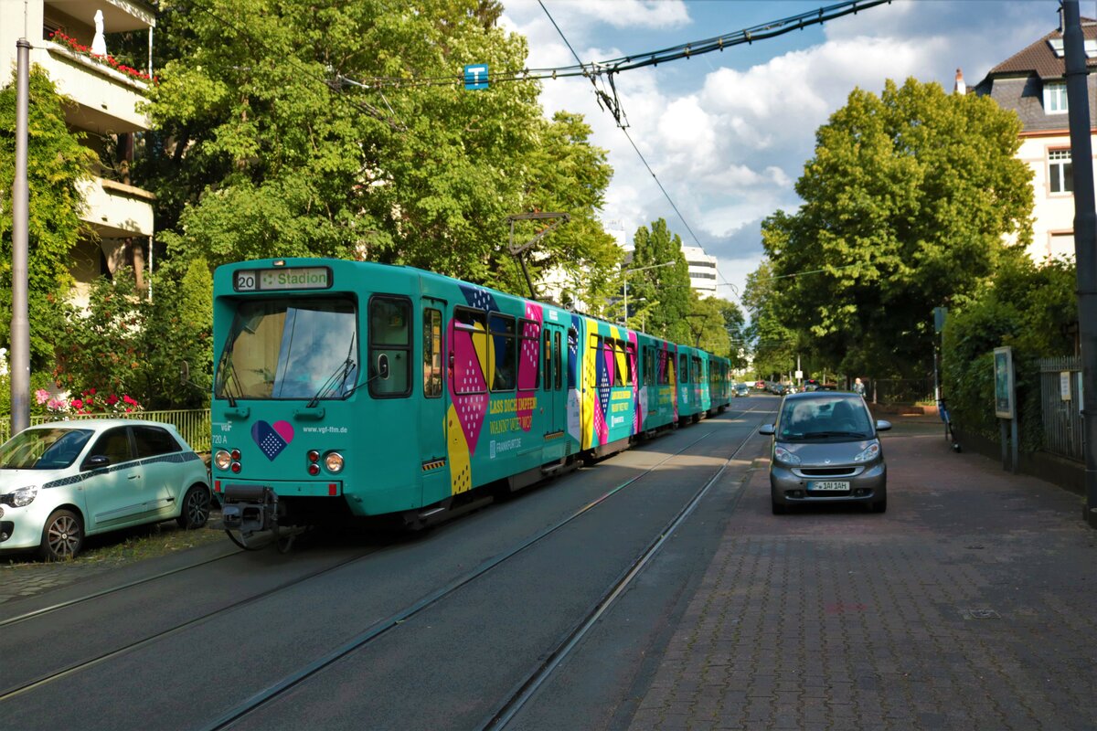 VGF Düwag Pt-Wagen 720+747 als Linie 20 am 27.05.22 in Frankfurt - Bahnbilder.de