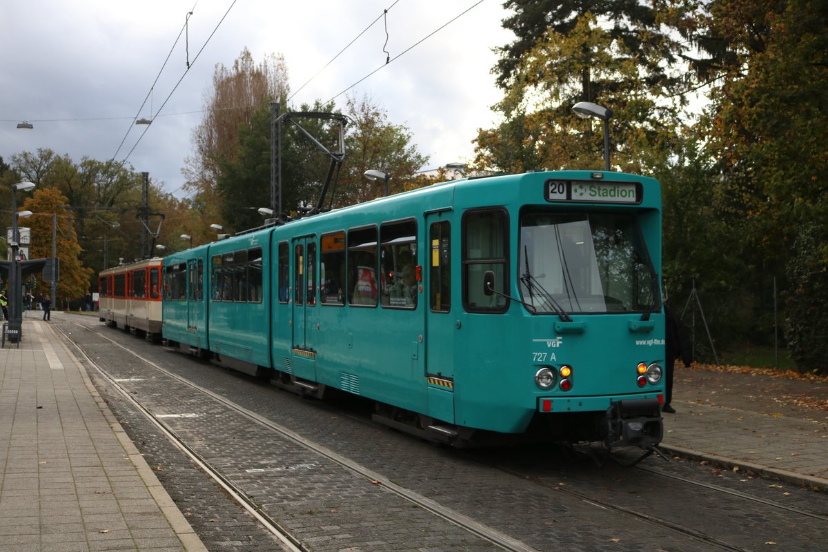 VGF Düwag Pt-Wagen 727 und 128 als Stadionverkehr Linie 20 am 02.11.19 in Frankfurt ...