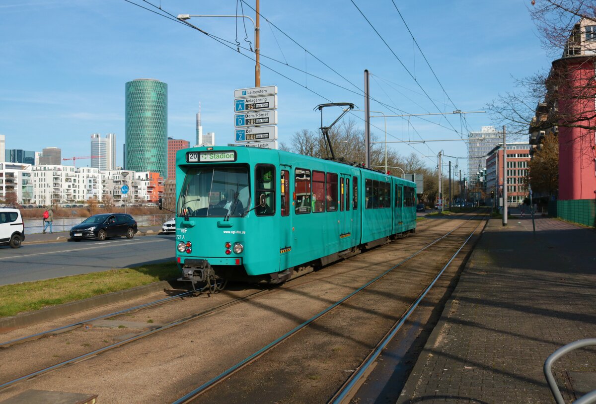 VGF Düwag Pt Wagen 727 am 12.02.22 in Frankfurt - Bahnbilder.de