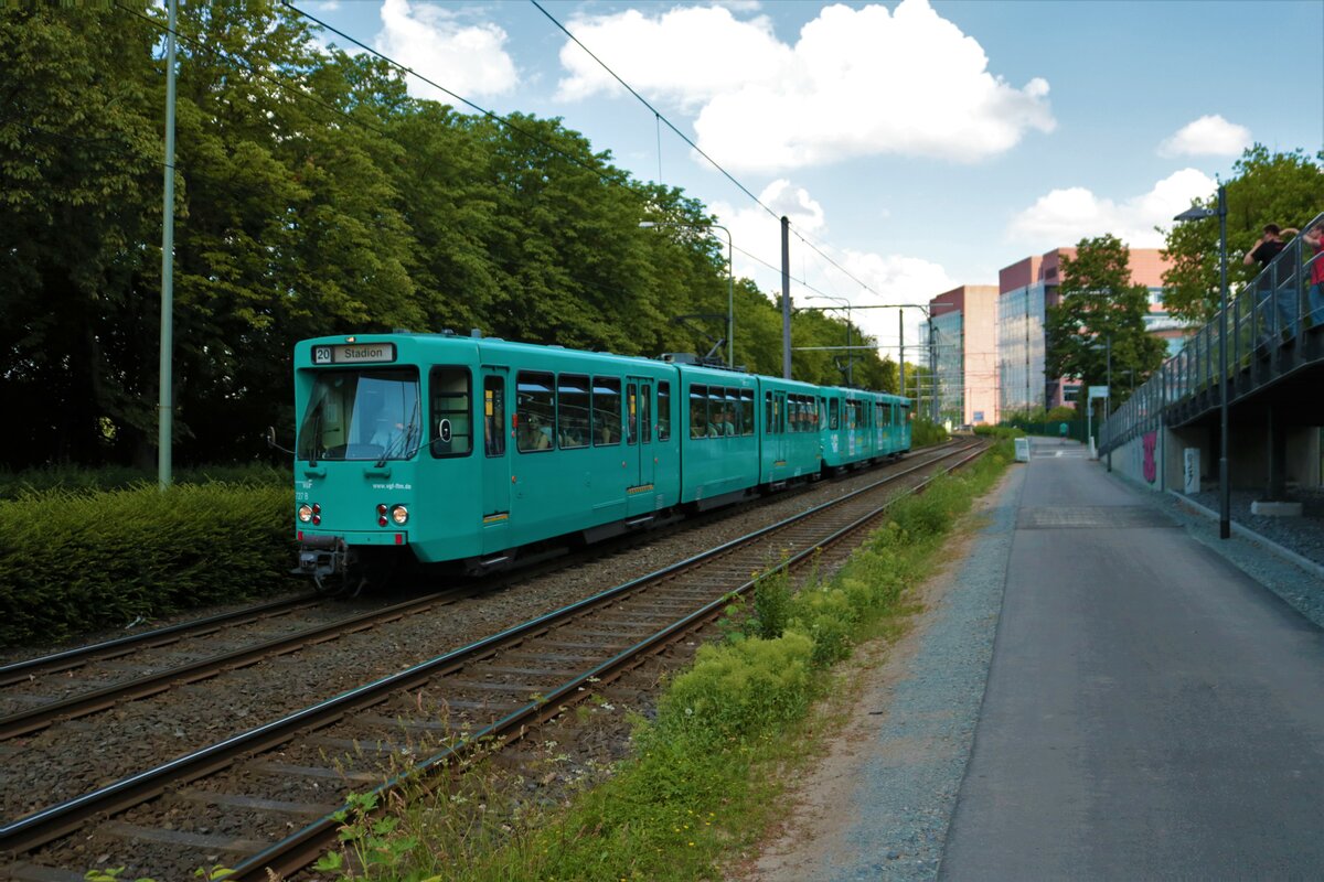 VGF Düwag Pt Wagen 727+747 am 04.06.22 als Linie 20 zum Stadion in Frankfurt am Main - Bahnbilder.de
