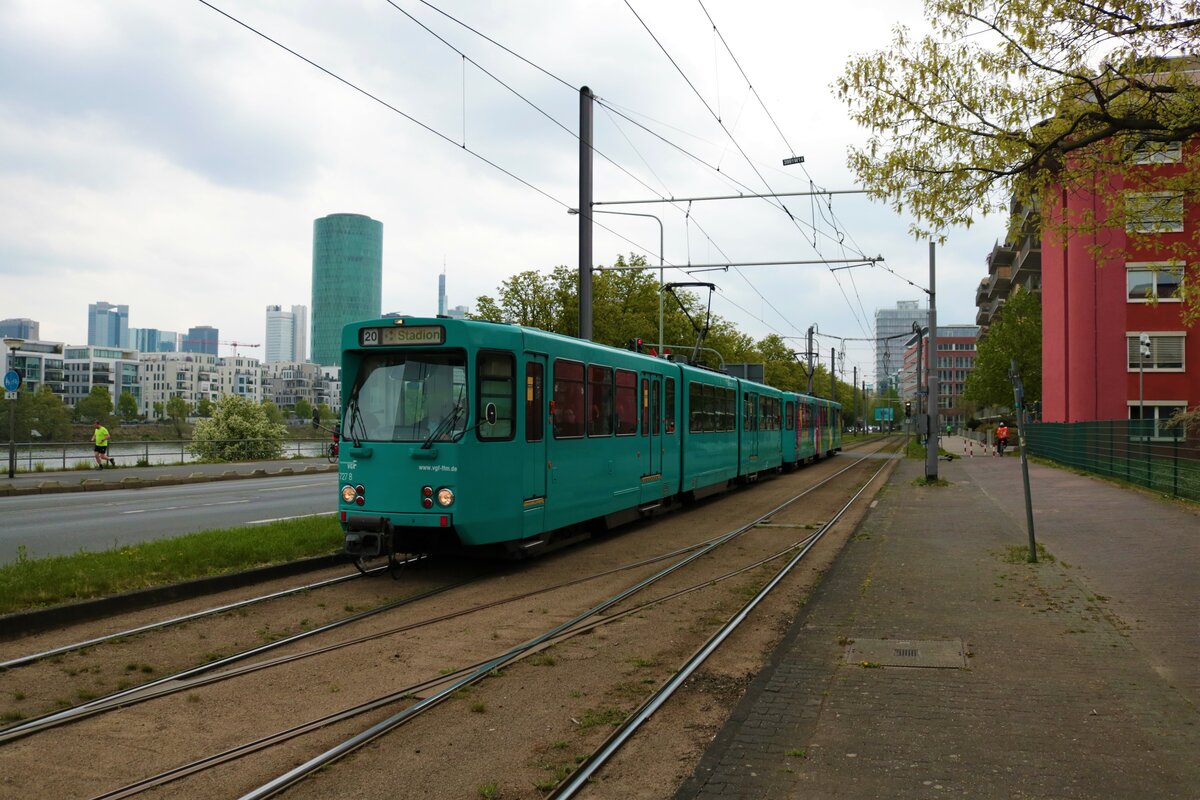 VGF Düwag Pt-Wagen 727+7xx am 23.04.22 in Frankfurt als Linie 20 im Stadtionverkehr - Bahnbilder.de