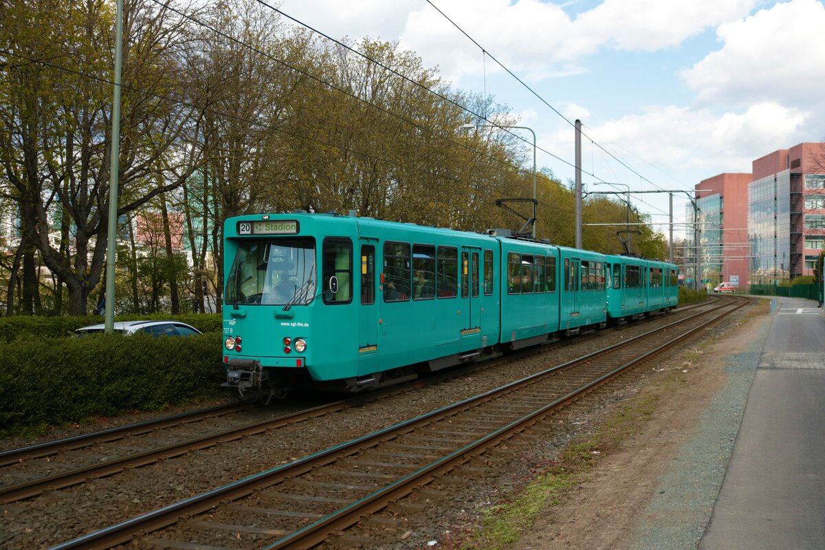VGF Düwag Pt-Wagen 727+7xxx am 10.04.22 in Frankfurt als Stadionverkehr auf der Linie 20 ...