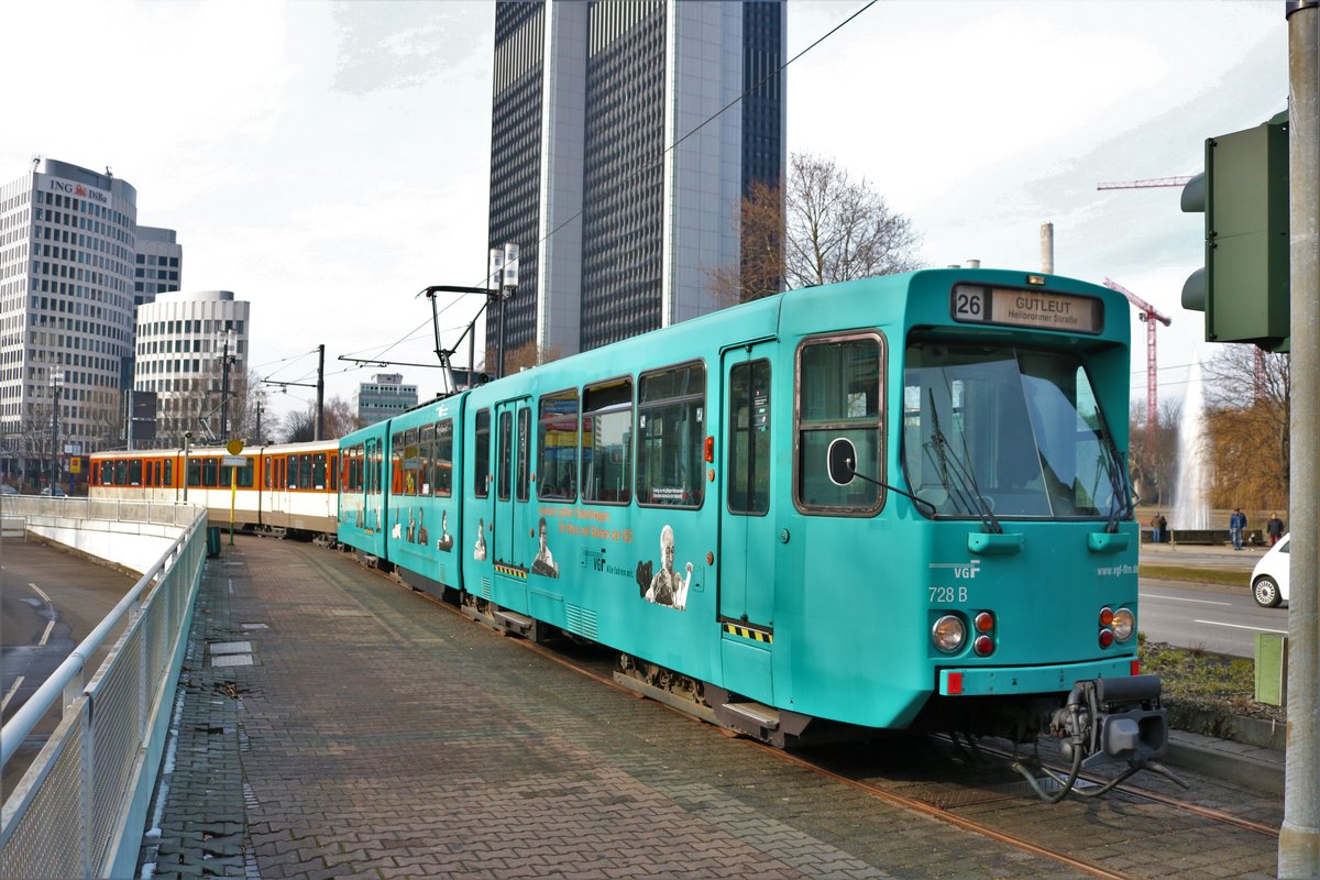 VGF Düwag Pt Wagen 728 und 138 am 04.03.18 in Frankfurt am Main Messeschleife bei einer ...