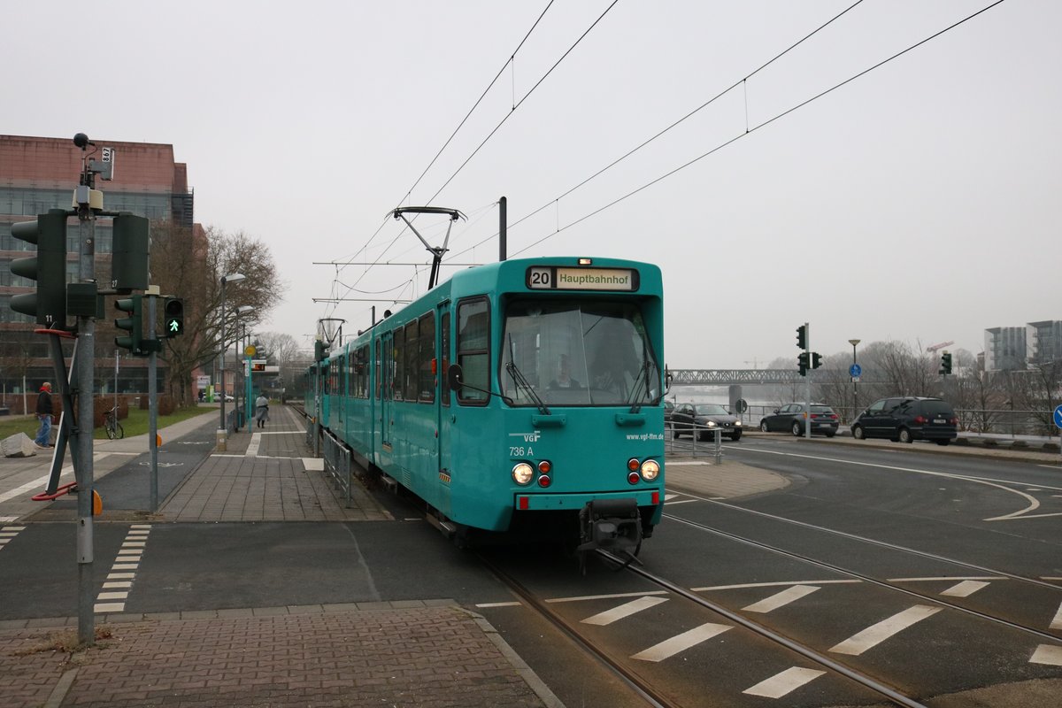 VGF Düwag Pt Wagen 736 und 7xx am 25.01.20 als Doppeltraktion auf der Linie 20 in Frankfurt am ...