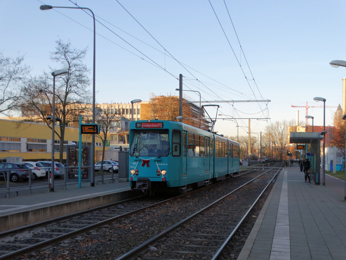 VGF Düwag Pt Wagen 738 als Nikolaus Express Linie E1 am 03.12.16 in Frankfurt am Main ...