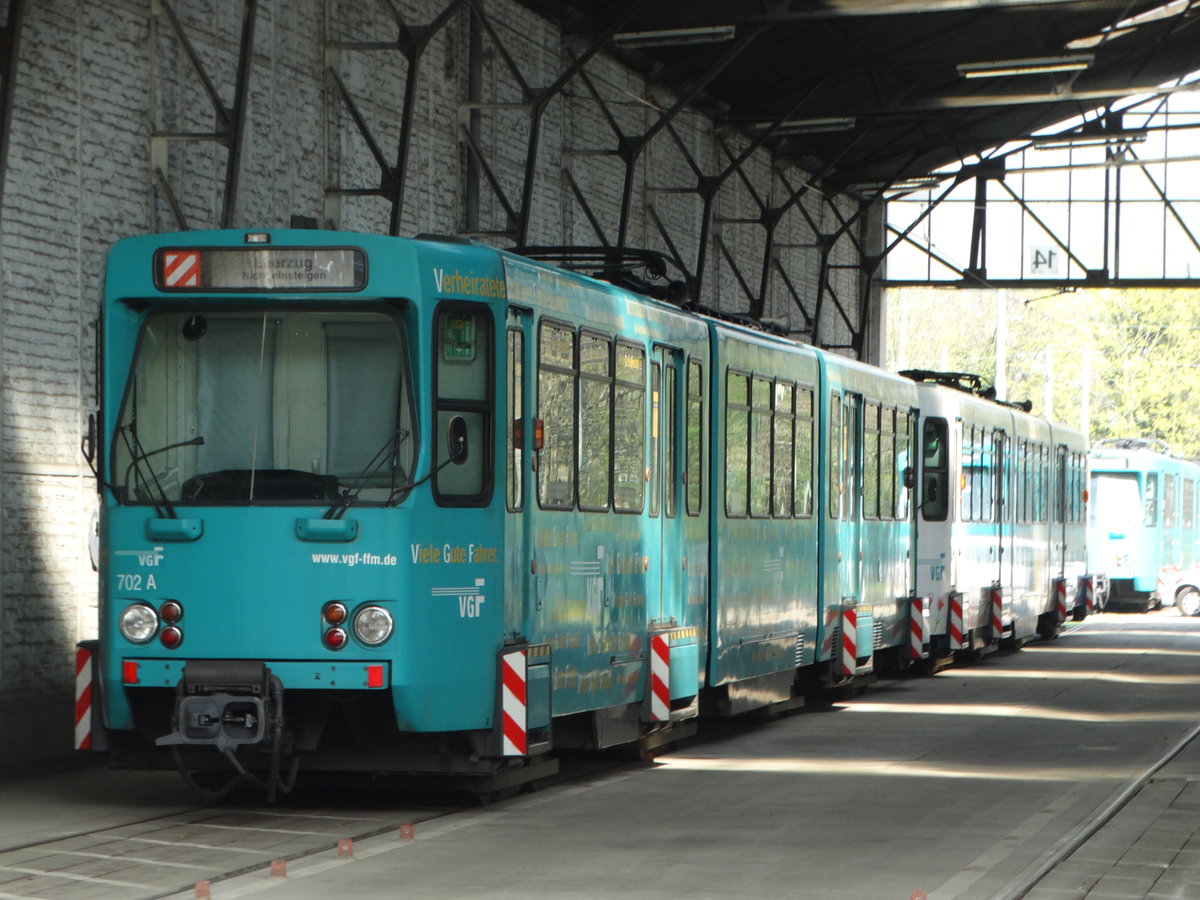 VGF Düwag Ptb Wagen 702 abgestellt am 14.04.16 in Frankfurt Eckenheim - Bahnbilder.de