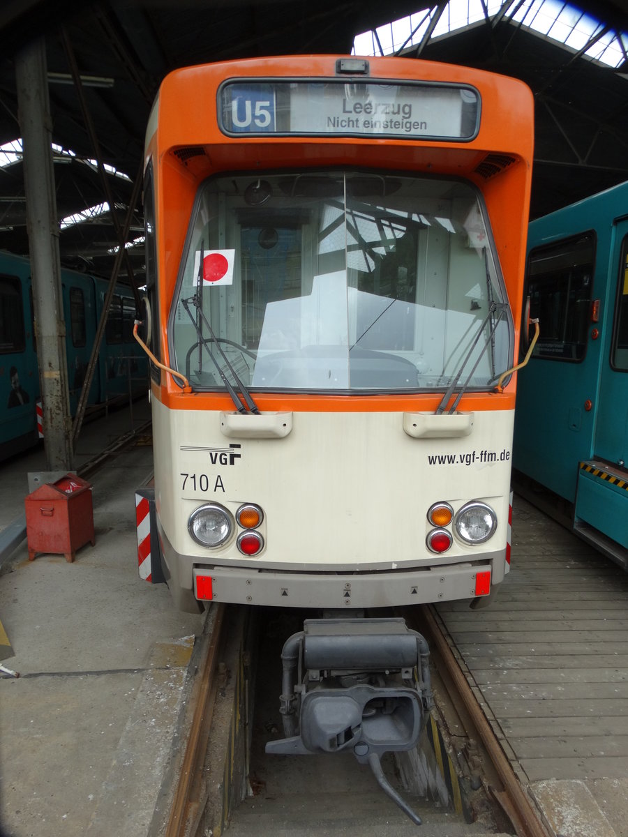 VGF Düwag Ptb Wagen 710 über den Zaun fotografiert am 28.07.16 in Frankfurt Eckenheim Der rote ...