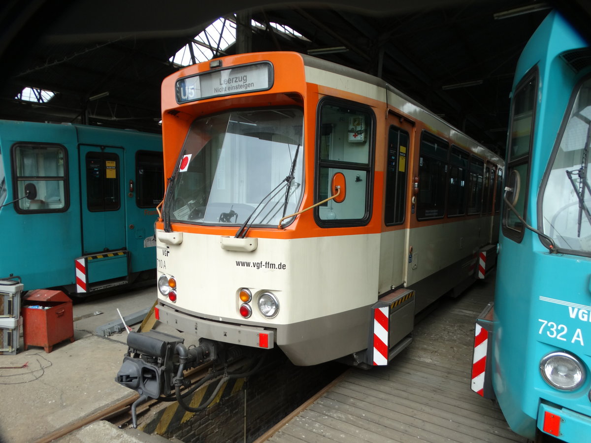 VGF Düwag Ptb Wagen 710 über den Zaun fotografiert am 28.07.16 in Frankfurt Eckenheim ...